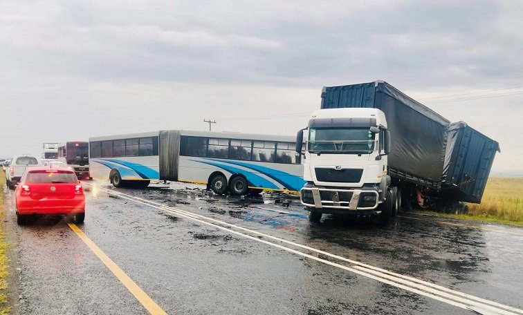 10 killed, 7 in critical condition in Free State crash - Trending Online